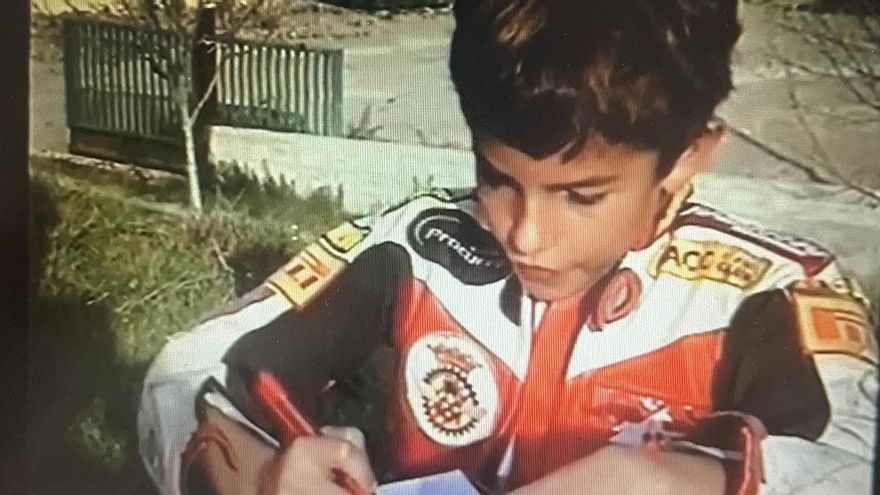 Marc Márquez, de 9 años, enseña a Tito Rabat, de 13, cómo trazar una ...