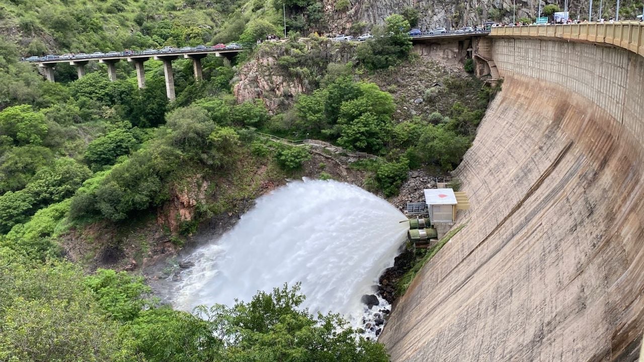Aumentan la apertura de válvulas y el lago San Roque libera más agua ...